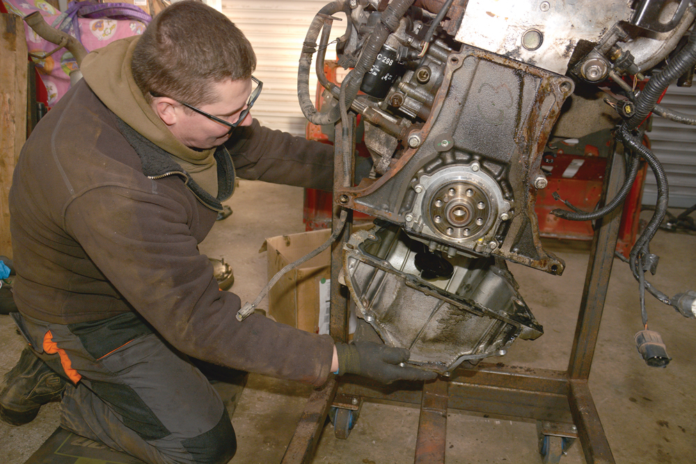 Project Defender part 4: Preparing the engine - Land Rover Monthly