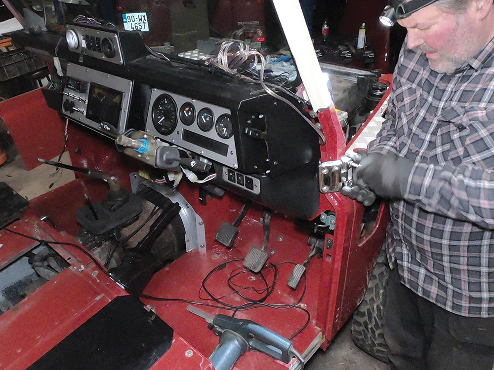 Project Defender, final part: Doors, lights and interior - Land Rover ...
