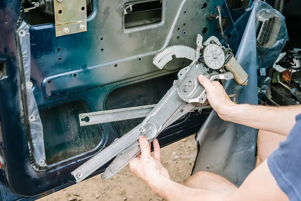 Replace your window regulator - Land Rover Monthly