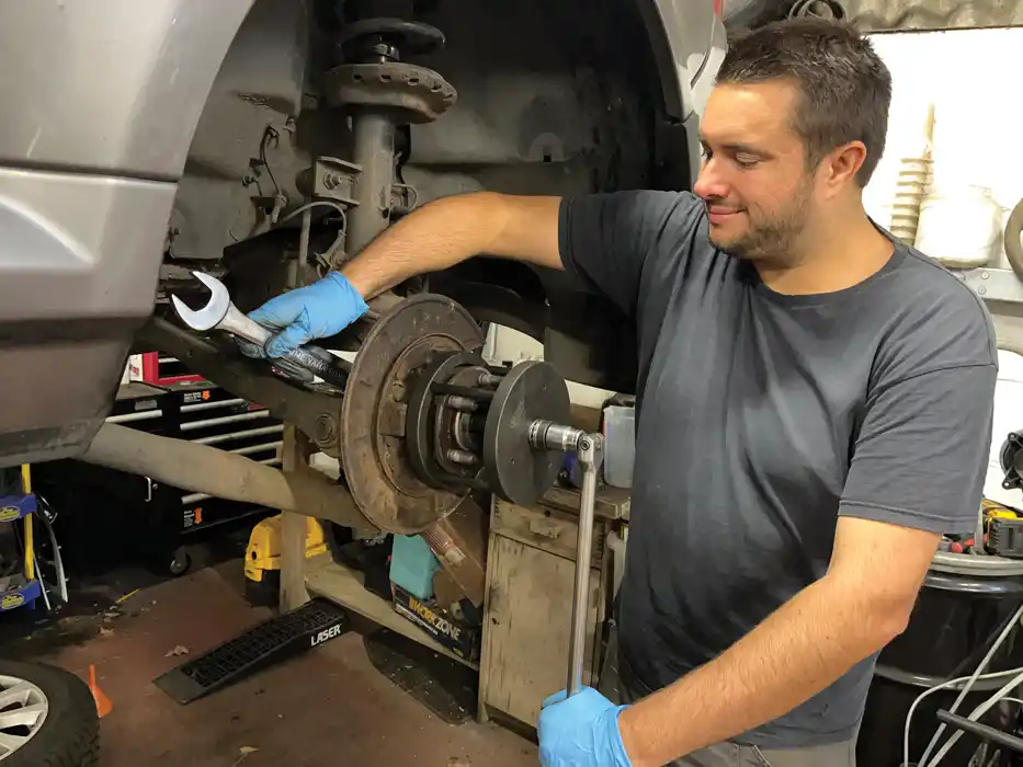 Fix a rumbly rear hub - Land Rover Monthly