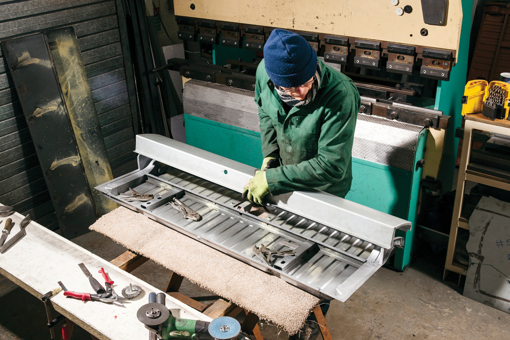 Range Rover Classic lower tailgate re-skin - Land Rover Monthly