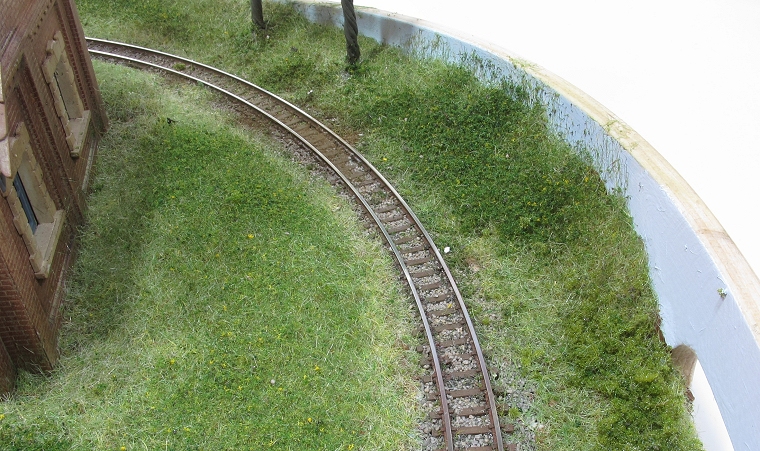 Phil's Practical - Use and electronic static grass tool - World Of Railways